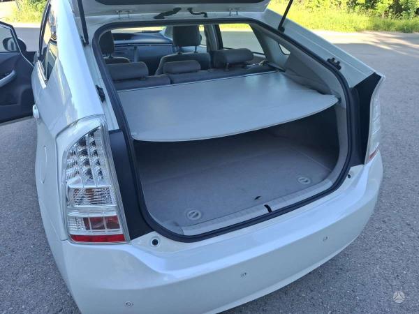 White Toyota Prius 2009 in Prienai, with an engine capacity of 1.80 L and mileage of 251 thousand km for 5950 €, photo 8 on AUTOMOTO.COM.LV