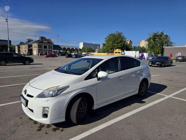 White Toyota Prius 2009 in Kaunas, with an engine capacity of 1.81 L and mileage of 264 thousand km for 6999 €, photo 2 on AUTOMOTO.COM.LV