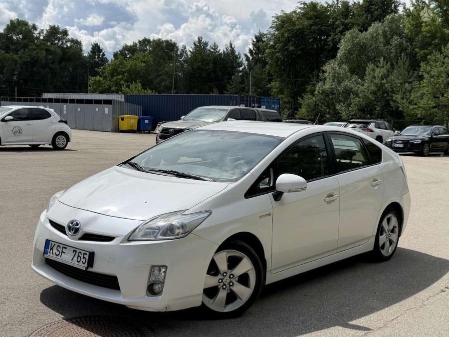 White Toyota Prius 2009 in Panevezys, with an engine capacity of 1.80 L and mileage of 311 thousand km for 4400 €, photo 1 on AUTOMOTO.COM.LV