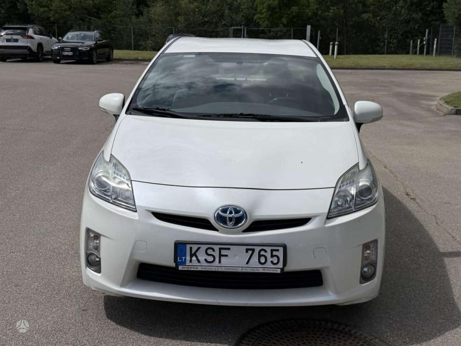 White Toyota Prius 2009 in Panevezys, with an engine capacity of 1.80 L and mileage of 311 thousand km for 4400 €, photo 3 on AUTOMOTO.COM.LV