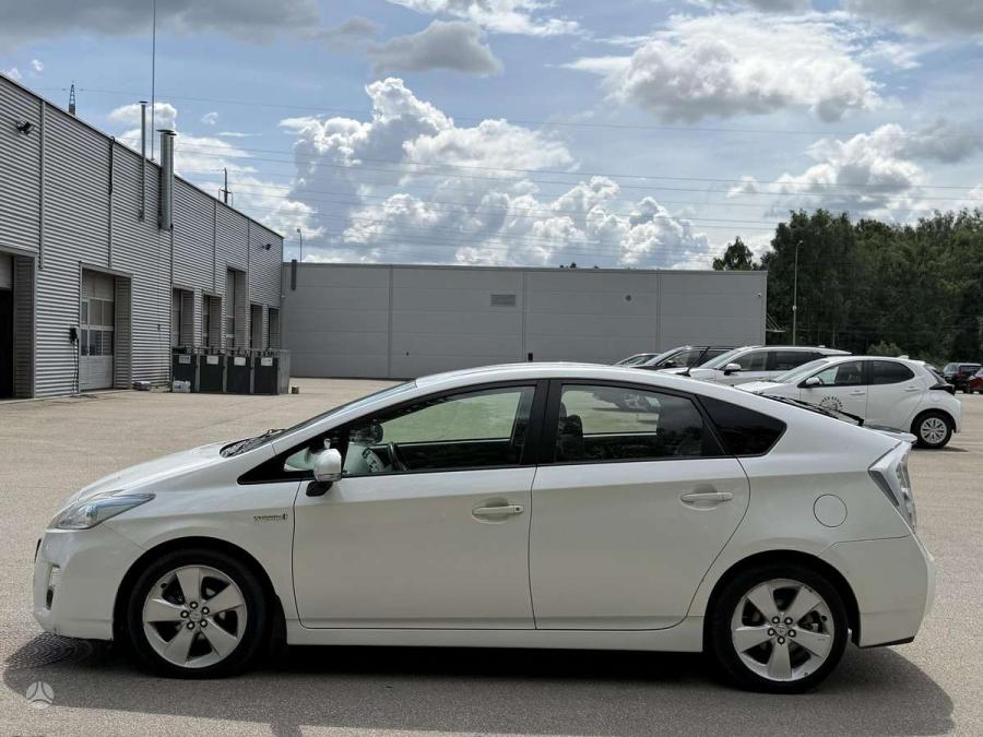 White Toyota Prius 2009 in Panevezys, with an engine capacity of 1.80 L and mileage of 311 thousand km for 4400 €, photo 5 on AUTOMOTO.COM.LV