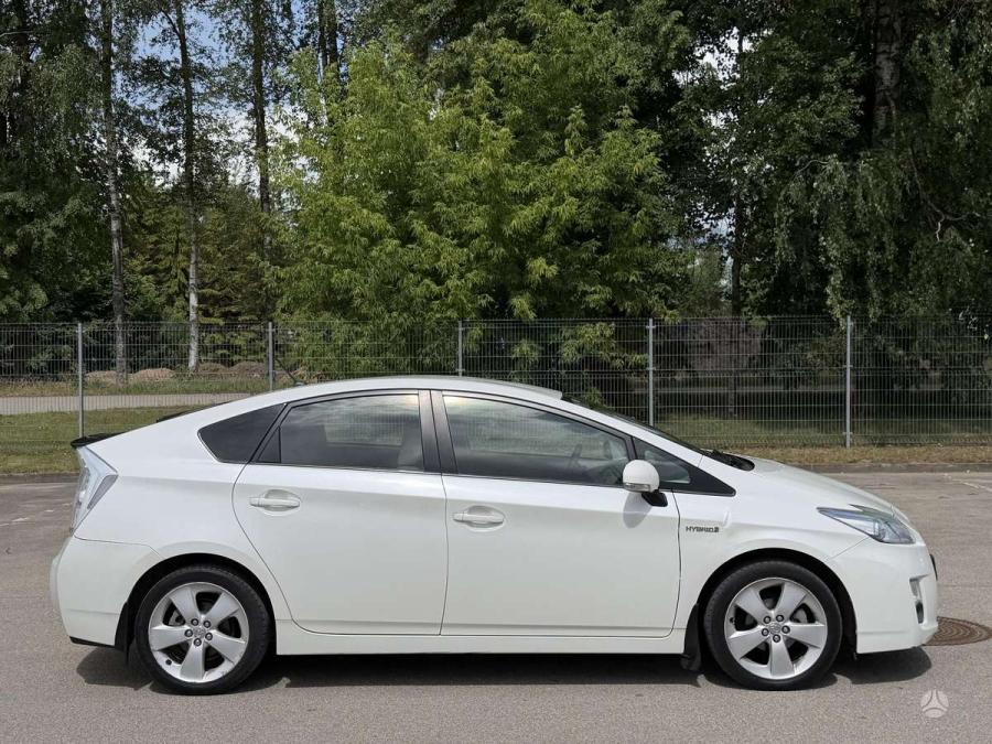 White Toyota Prius 2009 in Panevezys, with an engine capacity of 1.80 L and mileage of 311 thousand km for 4400 €, photo 6 on AUTOMOTO.COM.LV