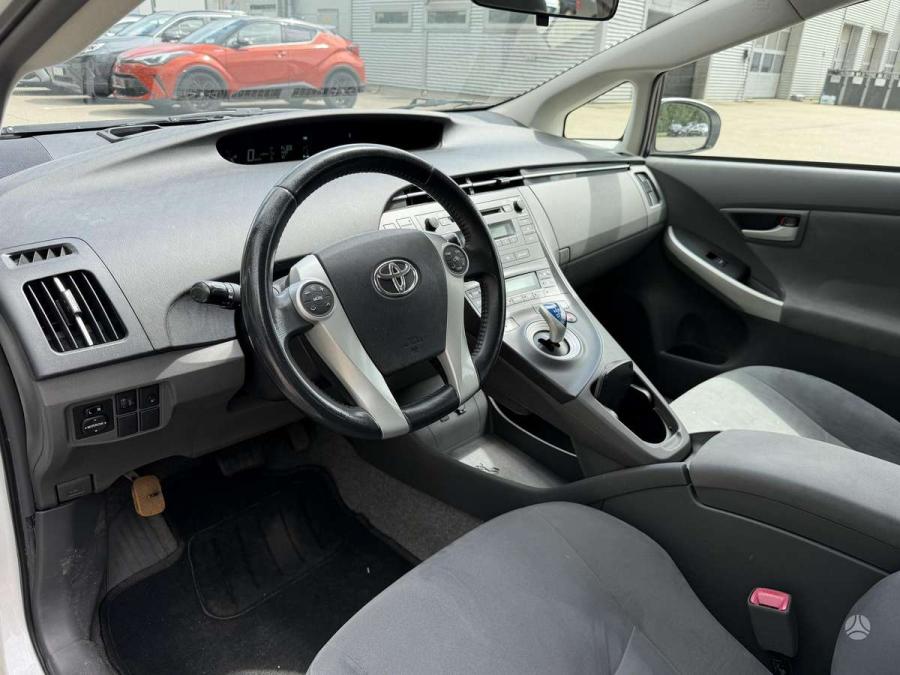 White Toyota Prius 2009 in Panevezys, with an engine capacity of 1.80 L and mileage of 311 thousand km for 4400 €, photo 10 on AUTOMOTO.COM.LV