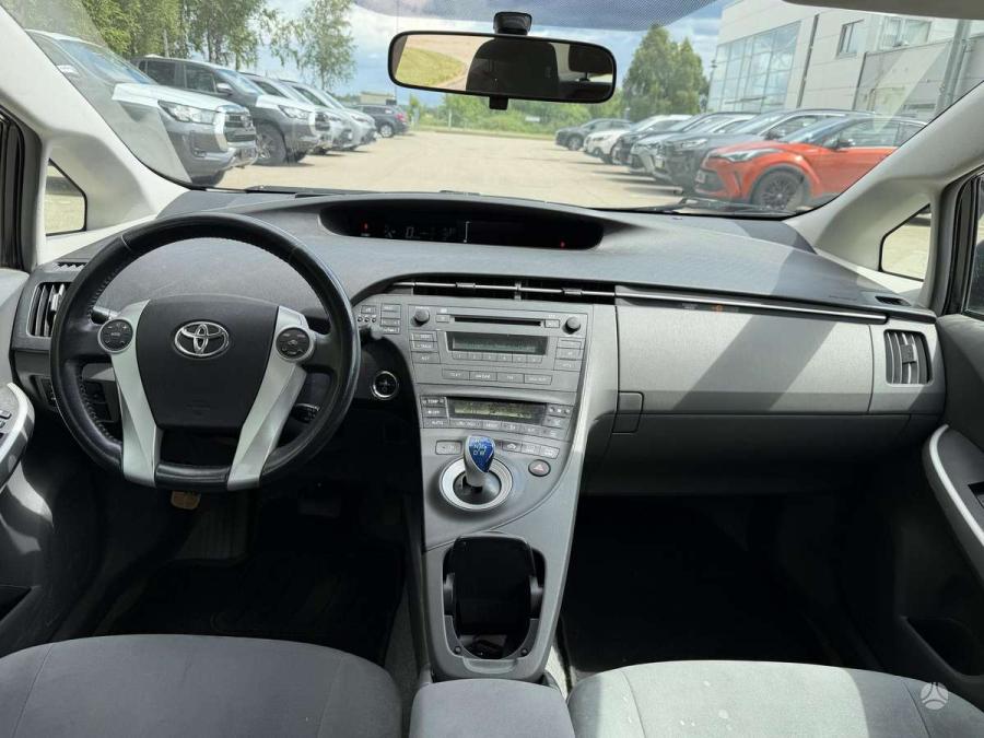 White Toyota Prius 2009 in Panevezys, with an engine capacity of 1.80 L and mileage of 311 thousand km for 4400 €, photo 11 on AUTOMOTO.COM.LV