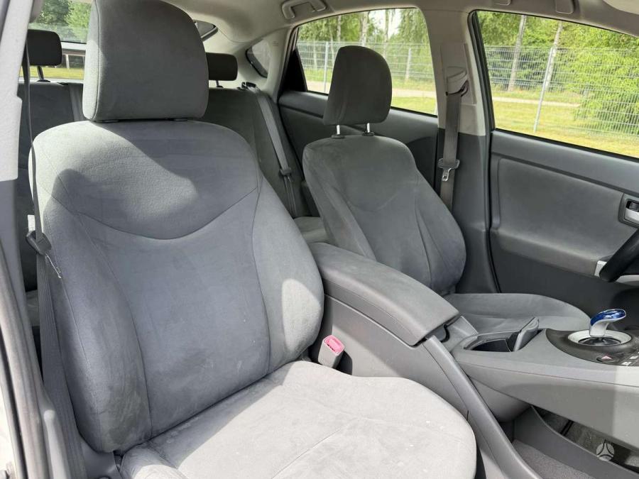 White Toyota Prius 2009 in Panevezys, with an engine capacity of 1.80 L and mileage of 311 thousand km for 4400 €, photo 13 on AUTOMOTO.COM.LV