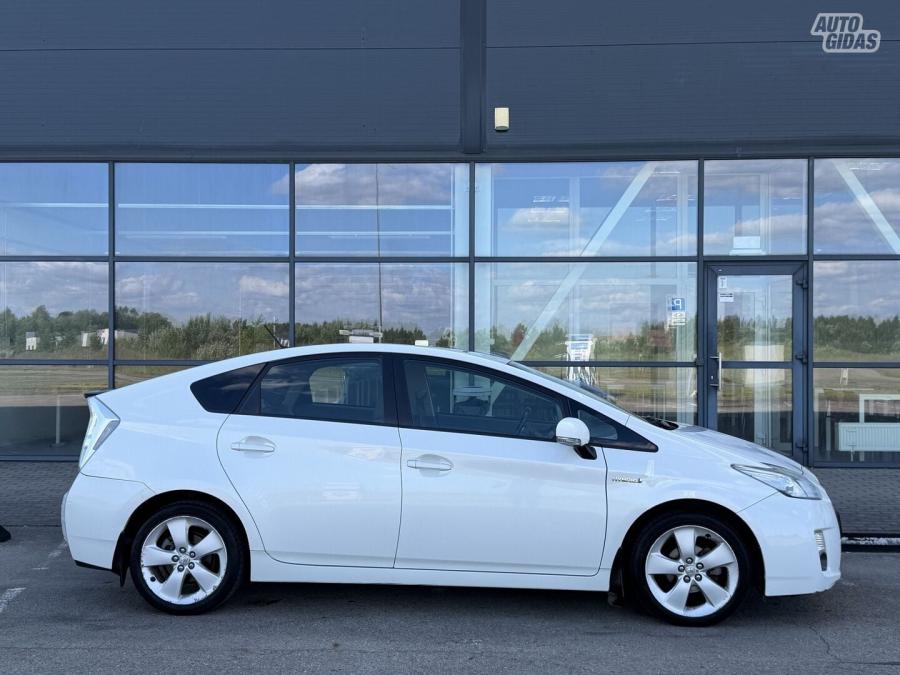 White Toyota Prius 2009 in Panevezys, with an engine capacity of 1.80 L and mileage of 311 thousand km for 4400 €, photo 5 on AUTOMOTO.COM.LV