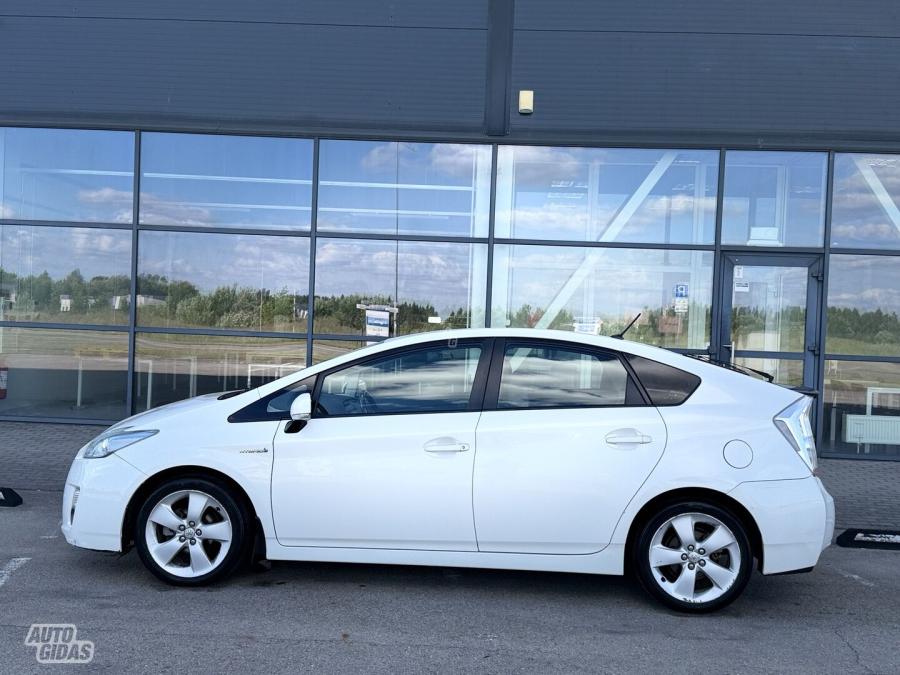 White Toyota Prius 2009 in Panevezys, with an engine capacity of 1.80 L and mileage of 311 thousand km for 4400 €, photo 6 on AUTOMOTO.COM.LV