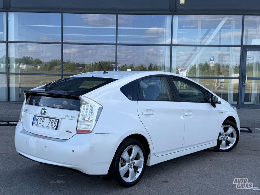 White Toyota Prius 2009 in Panevezys, with an engine capacity of 1.80 L and mileage of 311 thousand km for 4400 €, photo 7 on AUTOMOTO.COM.LV