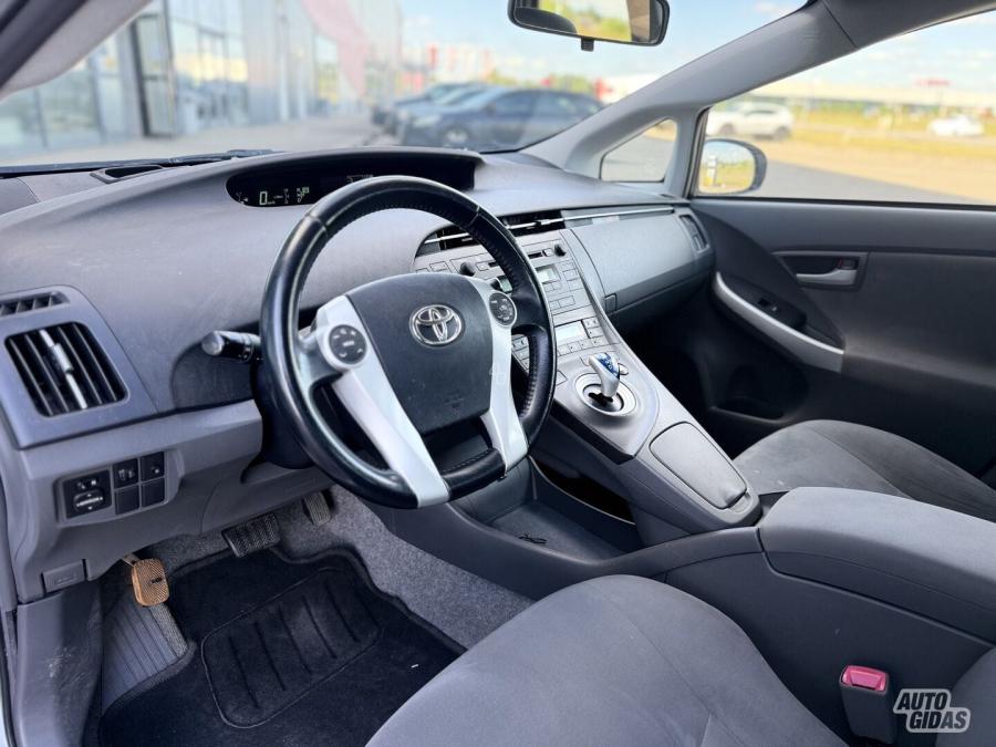 White Toyota Prius 2009 in Panevezys, with an engine capacity of 1.80 L and mileage of 311 thousand km for 4400 €, photo 10 on AUTOMOTO.COM.LV