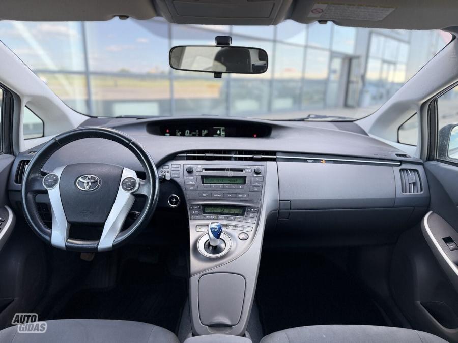 White Toyota Prius 2009 in Panevezys, with an engine capacity of 1.80 L and mileage of 311 thousand km for 4400 €, photo 11 on AUTOMOTO.COM.LV