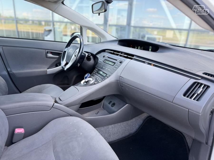 White Toyota Prius 2009 in Panevezys, with an engine capacity of 1.80 L and mileage of 311 thousand km for 4400 €, photo 12 on AUTOMOTO.COM.LV