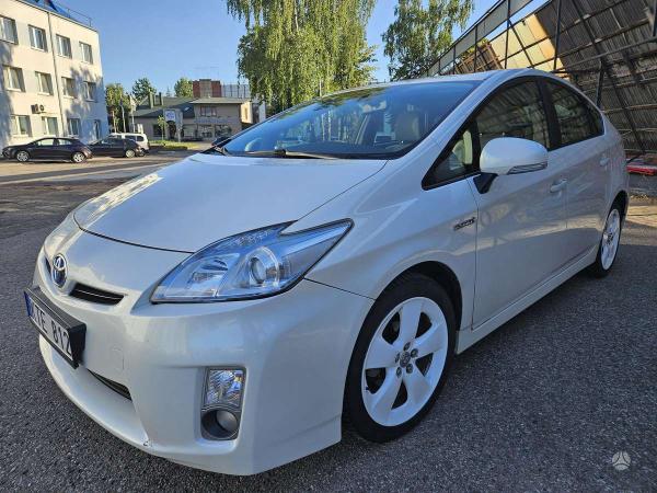 White Toyota Prius 2009 in Kaunas, with an engine capacity of 1.80 L and mileage of 245 thousand km for 5840 €, photo 1 on AUTOMOTO.COM.LV