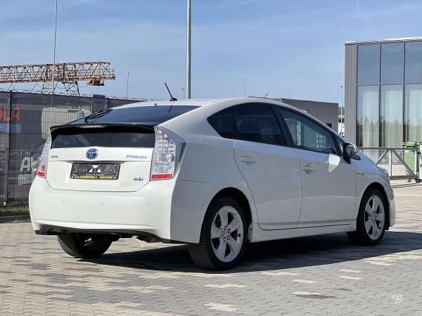 White Toyota Prius 2009 in Siauliai, with an engine capacity of 1.80 L and mileage of 285 thousand km for 6300 €, photo 8 on AUTOMOTO.COM.LV