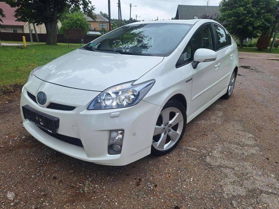 White Toyota Prius 2009 in Prienai, with an engine capacity of 1.80 L and mileage of 360 thousand km for 6699 €, photo 3 on AUTOMOTO.COM.LV