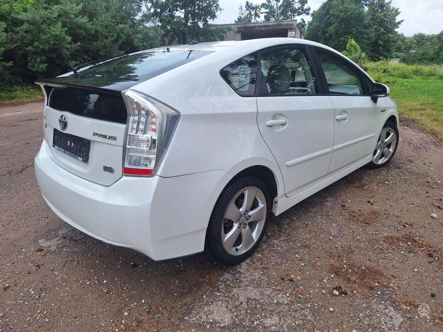 White Toyota Prius 2009 in Prienai, with an engine capacity of 1.80 L and mileage of 360 thousand km for 6699 €, photo 8 on AUTOMOTO.COM.LV