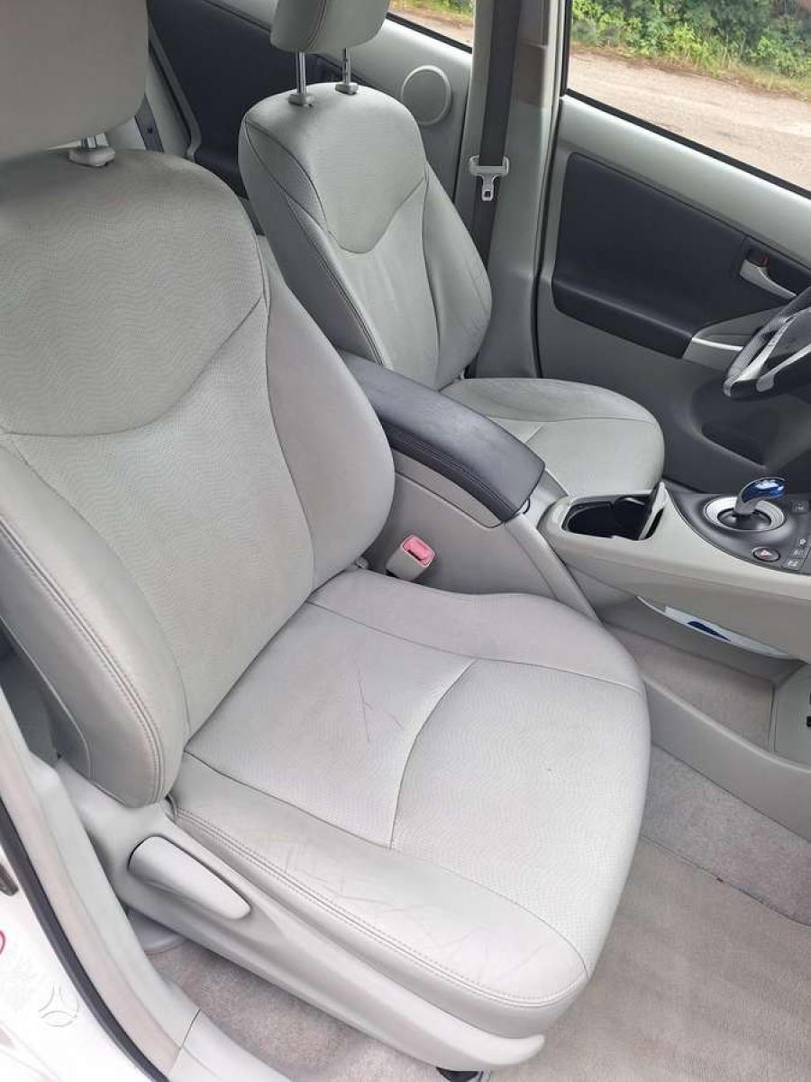 White Toyota Prius 2009 in Prienai, with an engine capacity of 1.80 L and mileage of 360 thousand km for 6699 €, photo 9 on AUTOMOTO.COM.LV