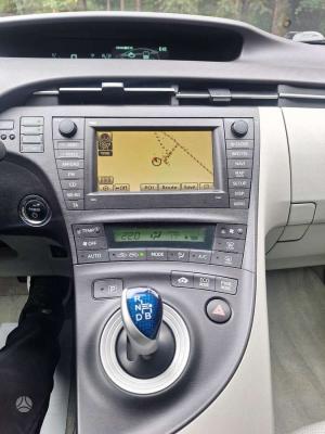 White Toyota Prius 2009 in Prienai, with an engine capacity of 1.80 L and mileage of 360 thousand km for 6699 €, photo 11 on AUTOMOTO.COM.LV