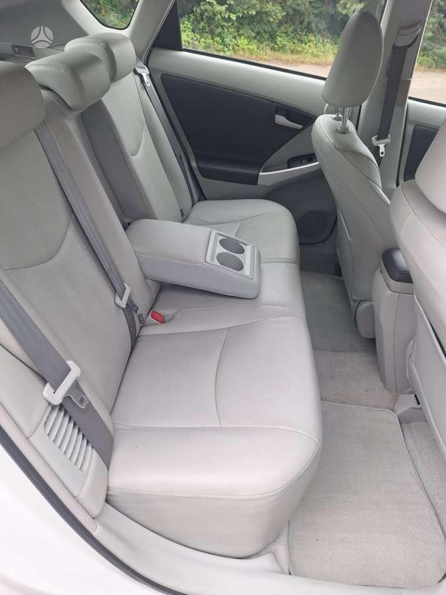 White Toyota Prius 2009 in Prienai, with an engine capacity of 1.80 L and mileage of 360 thousand km for 6699 €, photo 14 on AUTOMOTO.COM.LV
