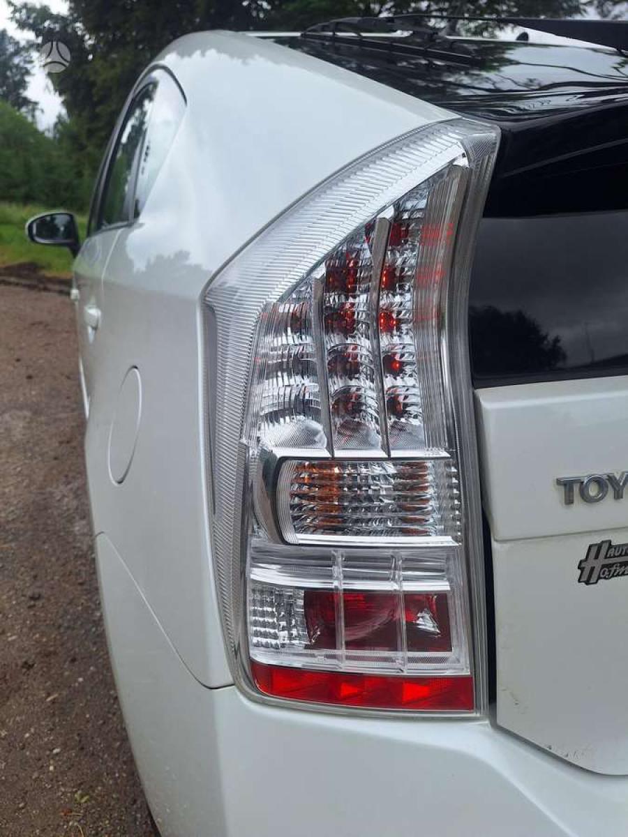 White Toyota Prius 2009 in Prienai, with an engine capacity of 1.80 L and mileage of 360 thousand km for 6699 €, photo 16 on AUTOMOTO.COM.LV