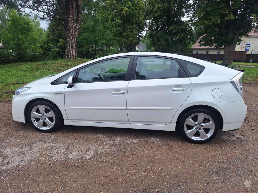 White Toyota Prius 2009 in Prienai, with an engine capacity of 1.80 L and mileage of 360 thousand km for 6699 €, photo 17 on AUTOMOTO.COM.LV