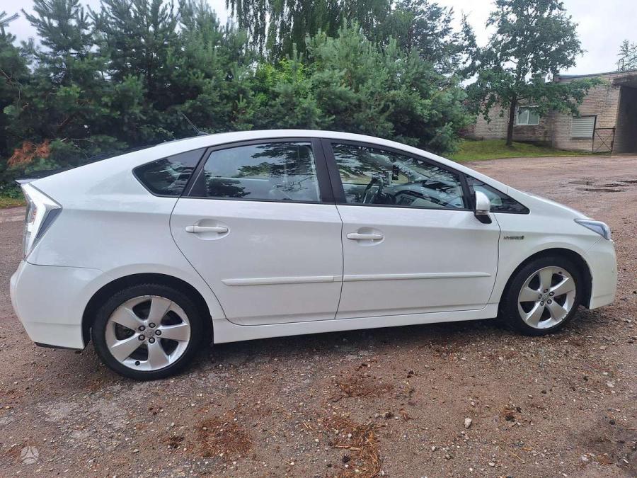 White Toyota Prius 2009 in Prienai, with an engine capacity of 1.80 L and mileage of 360 thousand km for 6699 €, photo 18 on AUTOMOTO.COM.LV