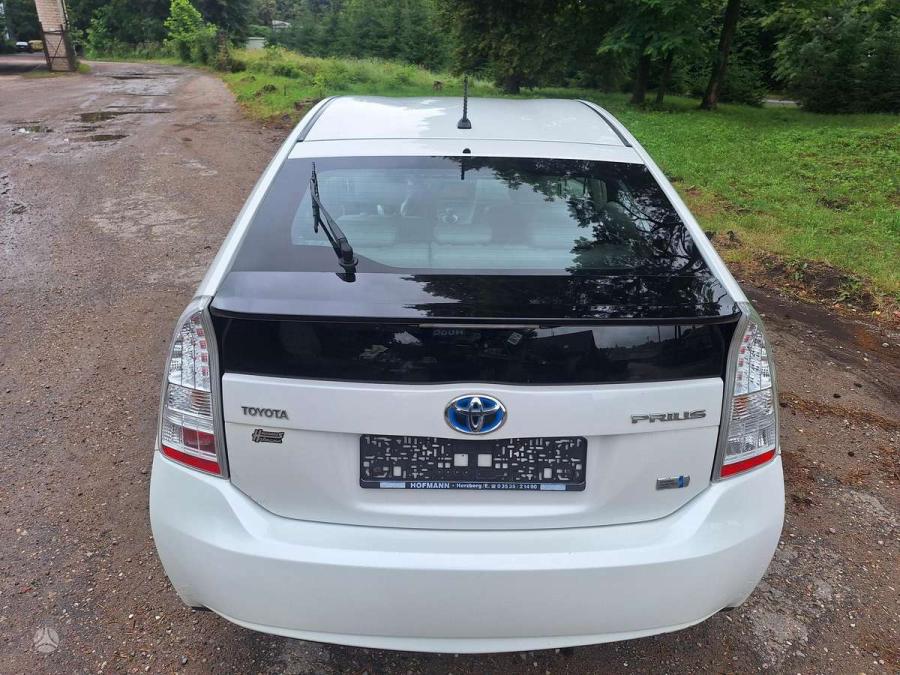 White Toyota Prius 2009 in Prienai, with an engine capacity of 1.80 L and mileage of 360 thousand km for 6699 €, photo 19 on AUTOMOTO.COM.LV