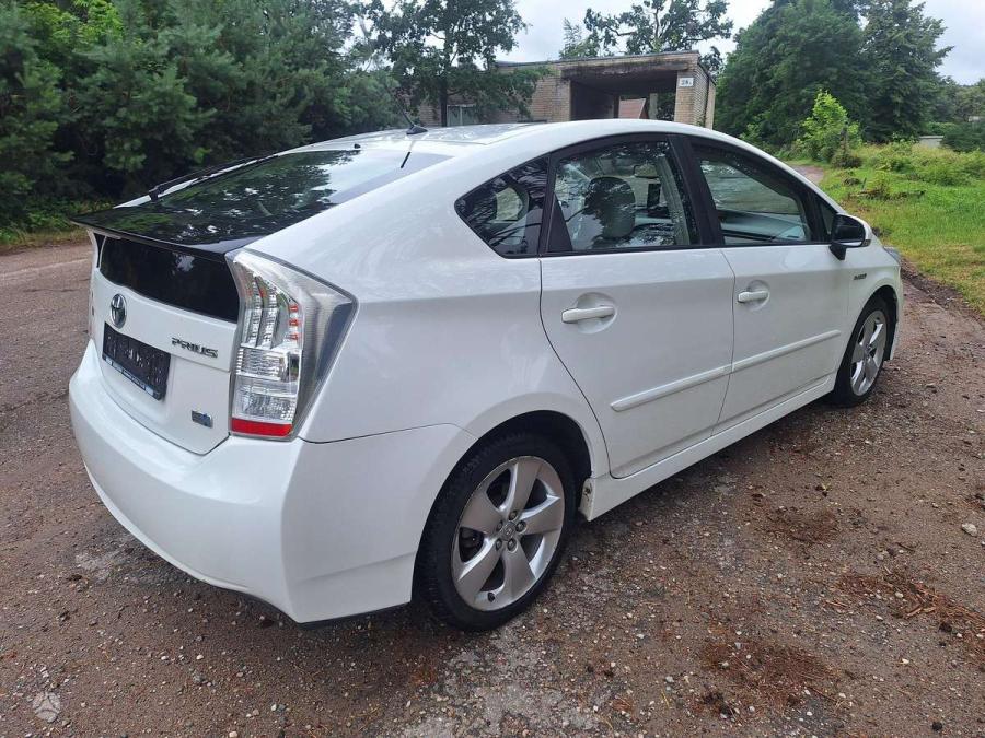 White Toyota Prius 2009 in Prienai, with an engine capacity of 1.80 L and mileage of 360 thousand km for 6699 €, photo 20 on AUTOMOTO.COM.LV