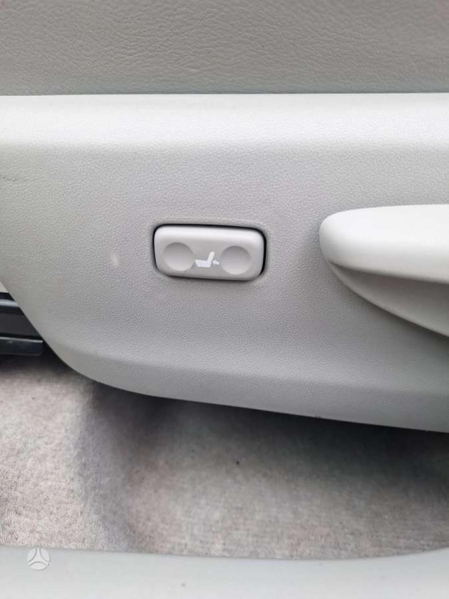 White Toyota Prius 2009 in Prienai, with an engine capacity of 1.80 L and mileage of 360 thousand km for 6699 €, photo 22 on AUTOMOTO.COM.LV