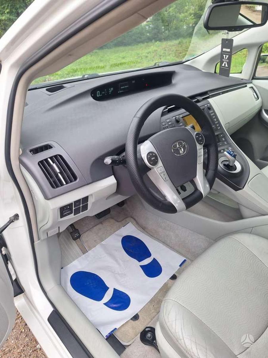 White Toyota Prius 2009 in Prienai, with an engine capacity of 1.80 L and mileage of 360 thousand km for 6699 €, photo 24 on AUTOMOTO.COM.LV