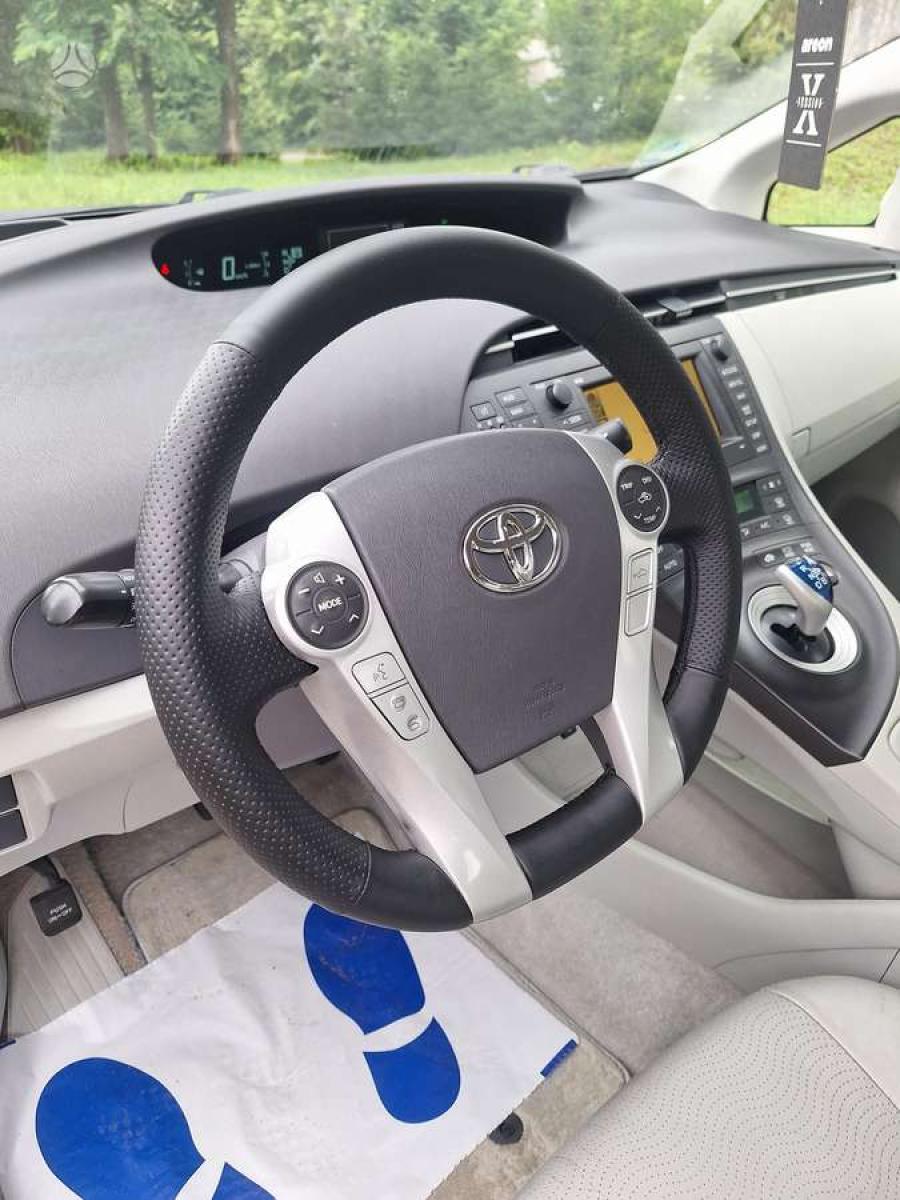White Toyota Prius 2009 in Prienai, with an engine capacity of 1.80 L and mileage of 360 thousand km for 6699 €, photo 25 on AUTOMOTO.COM.LV