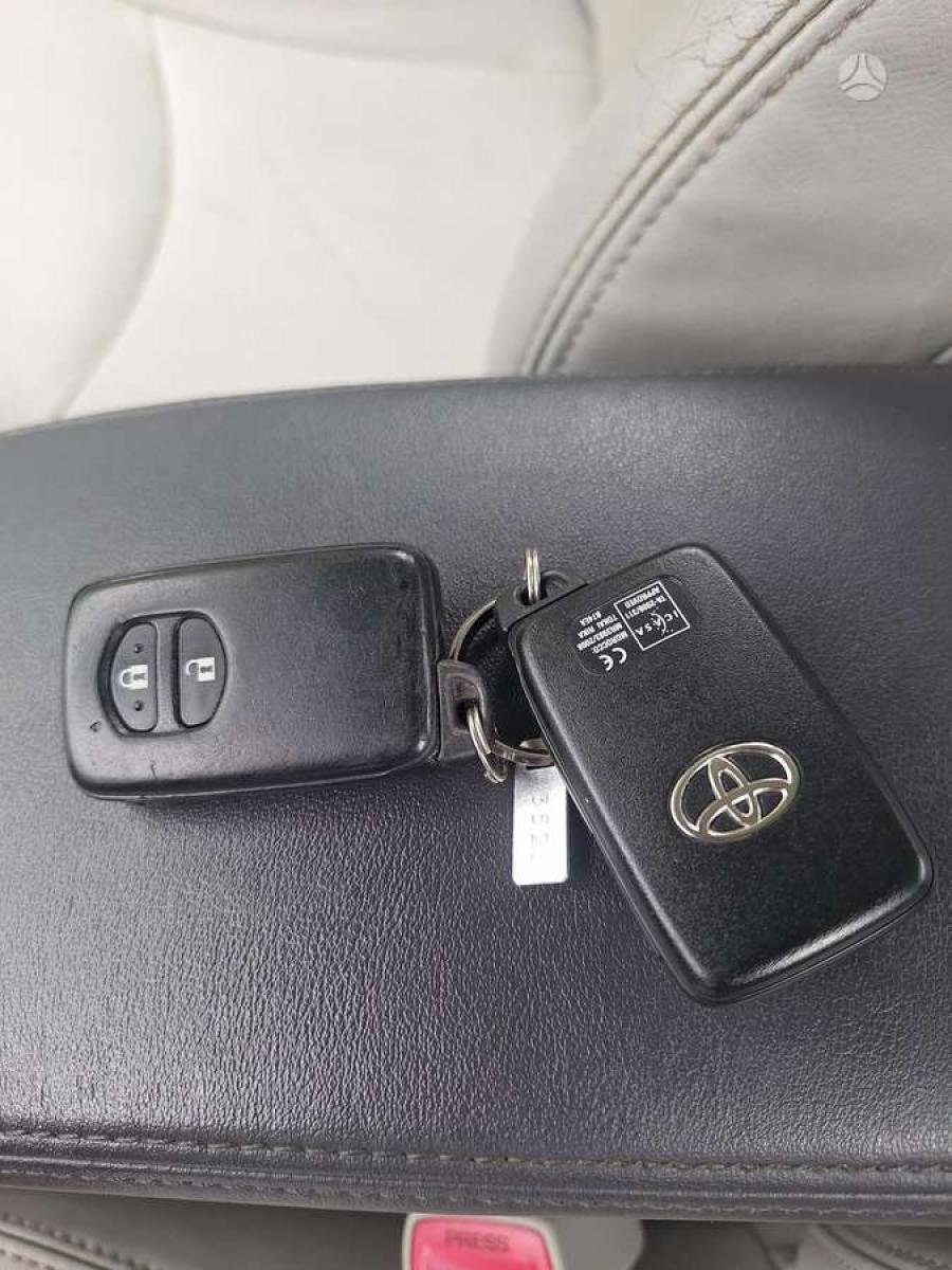 White Toyota Prius 2009 in Prienai, with an engine capacity of 1.80 L and mileage of 360 thousand km for 6699 €, photo 27 on AUTOMOTO.COM.LV