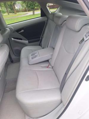 White Toyota Prius 2009 in Prienai, with an engine capacity of 1.80 L and mileage of 360 thousand km for 6699 €, photo 29 on AUTOMOTO.COM.LV