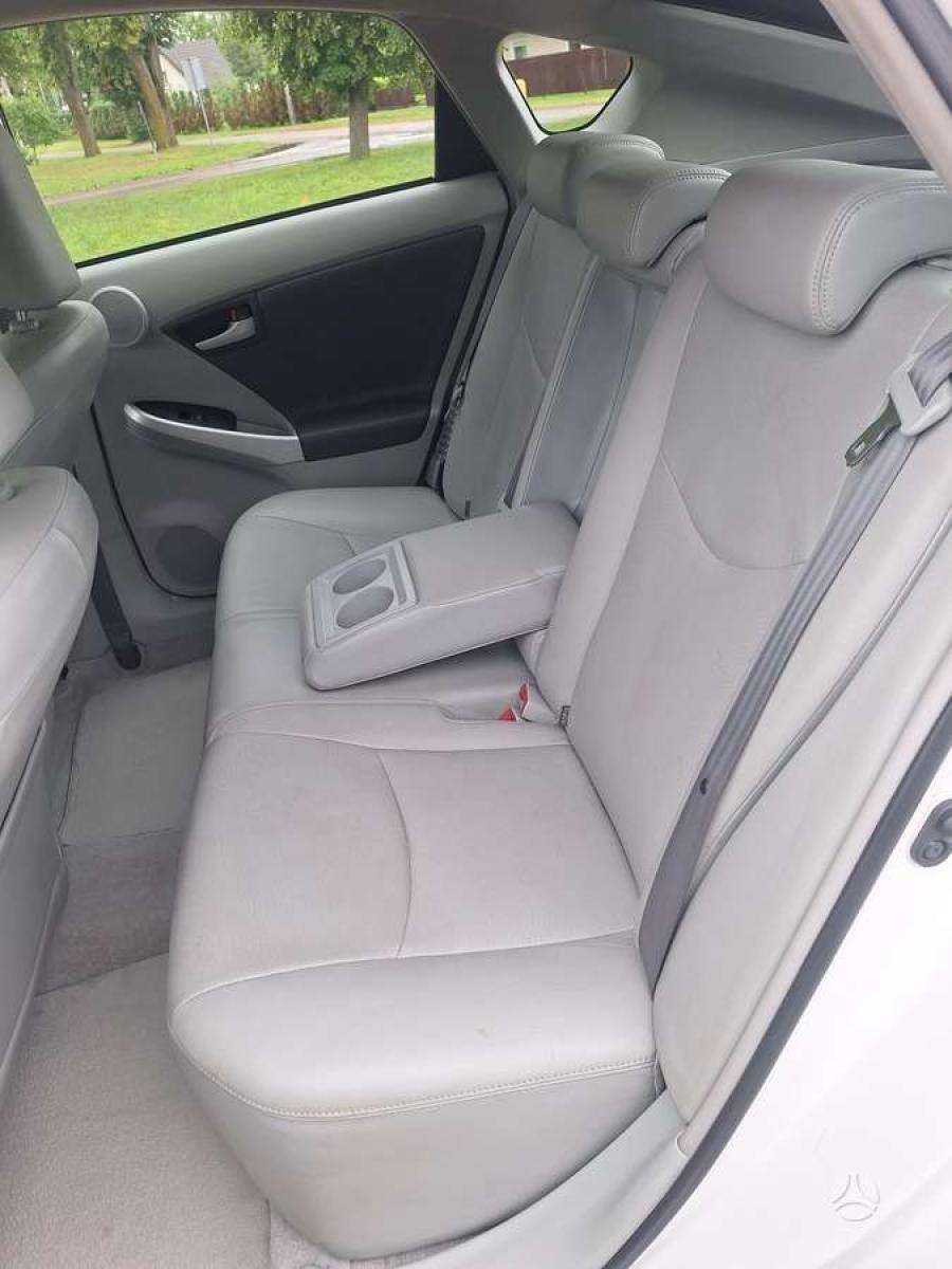 White Toyota Prius 2009 in Prienai, with an engine capacity of 1.80 L and mileage of 360 thousand km for 6699 €, photo 29 on AUTOMOTO.COM.LV