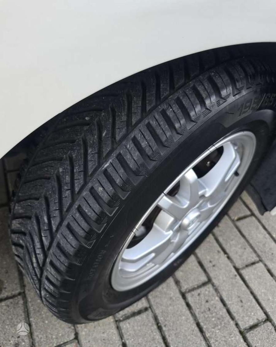 Balts Toyota Prius 2009 Panevēža, ar dzinēja tilpumu 1.80 L un nobraukumu 338 tūkst. km par 5599 €, foto 32 vietnē AUTOMOTO.COM.LV