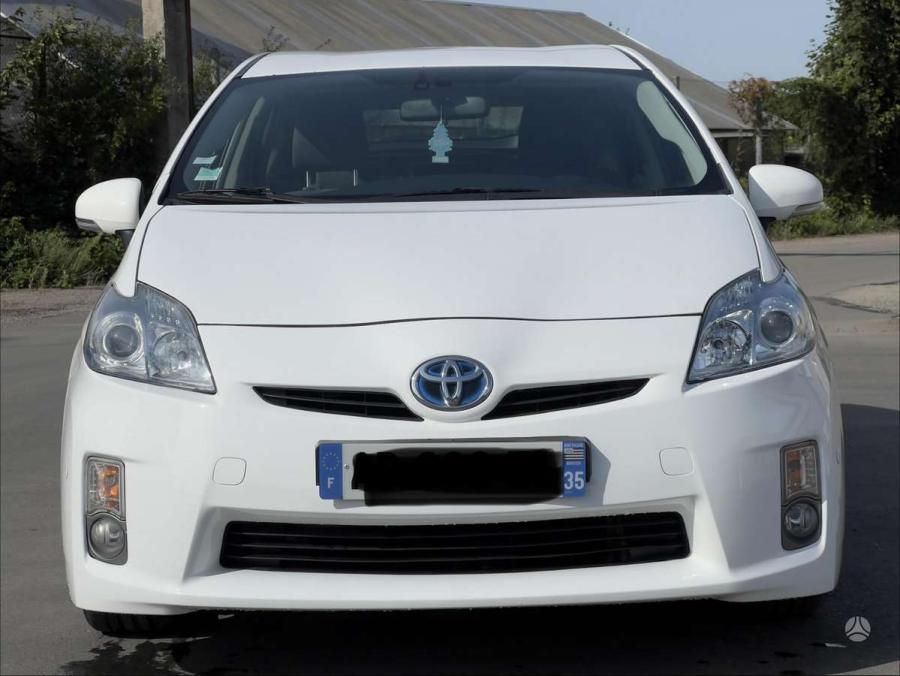 White Toyota Prius 2009 in Taurage, with an engine capacity of 1.80 L and mileage of 240 thousand km for 5500 €, photo 1 on AUTOMOTO.COM.LV