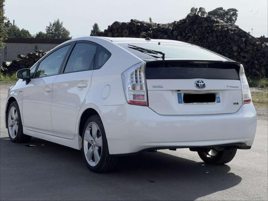 White Toyota Prius 2009 in Taurage, with an engine capacity of 1.80 L and mileage of 240 thousand km for 5500 €, photo 4 on AUTOMOTO.COM.LV