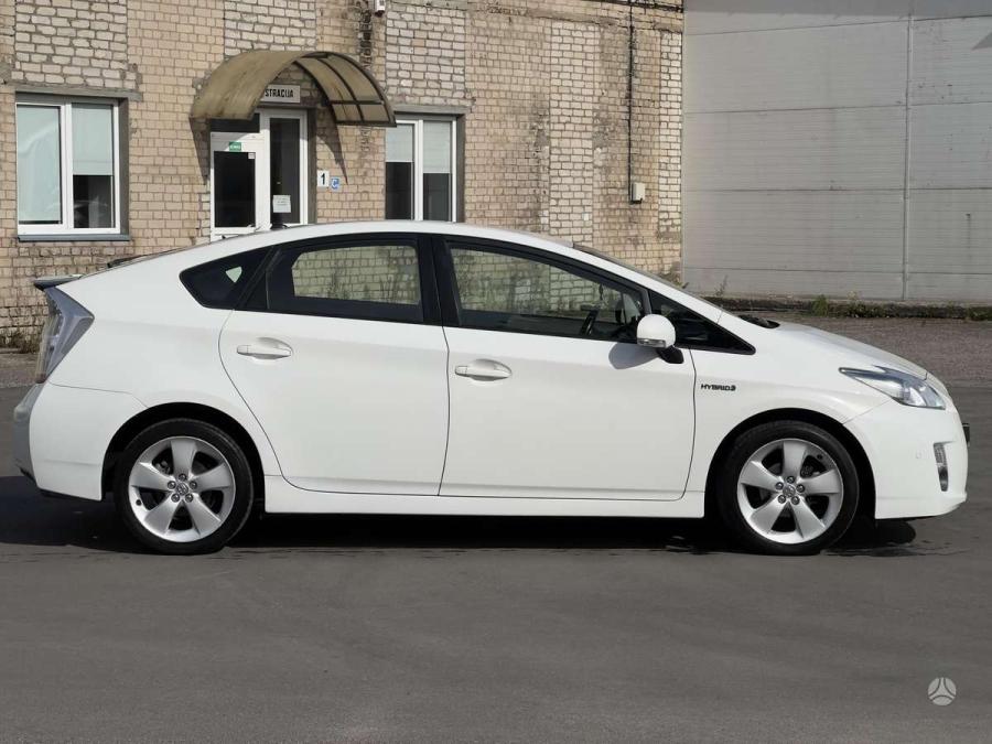 White Toyota Prius 2009 in Taurage, with an engine capacity of 1.80 L and mileage of 240 thousand km for 5500 €, photo 6 on AUTOMOTO.COM.LV