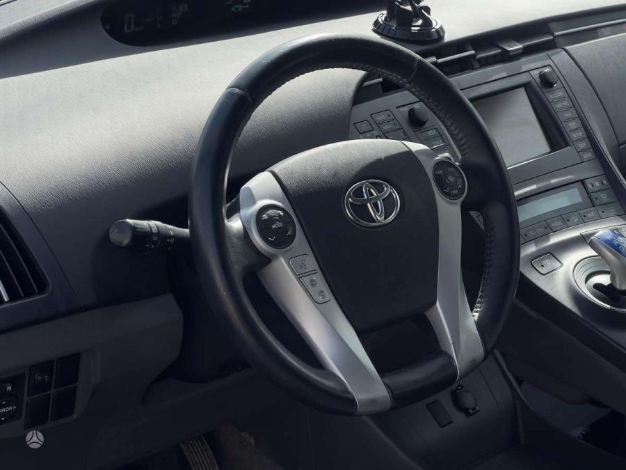 White Toyota Prius 2009 in Taurage, with an engine capacity of 1.80 L and mileage of 240 thousand km for 5500 €, photo 13 on AUTOMOTO.COM.LV