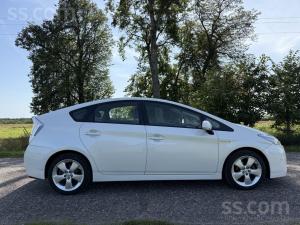 White Toyota Prius 2010 in Ogre, with an engine capacity of 1.80 L and mileage of 165 thousand km for 7500 €, photo 1 on AUTOMOTO.COM.LV