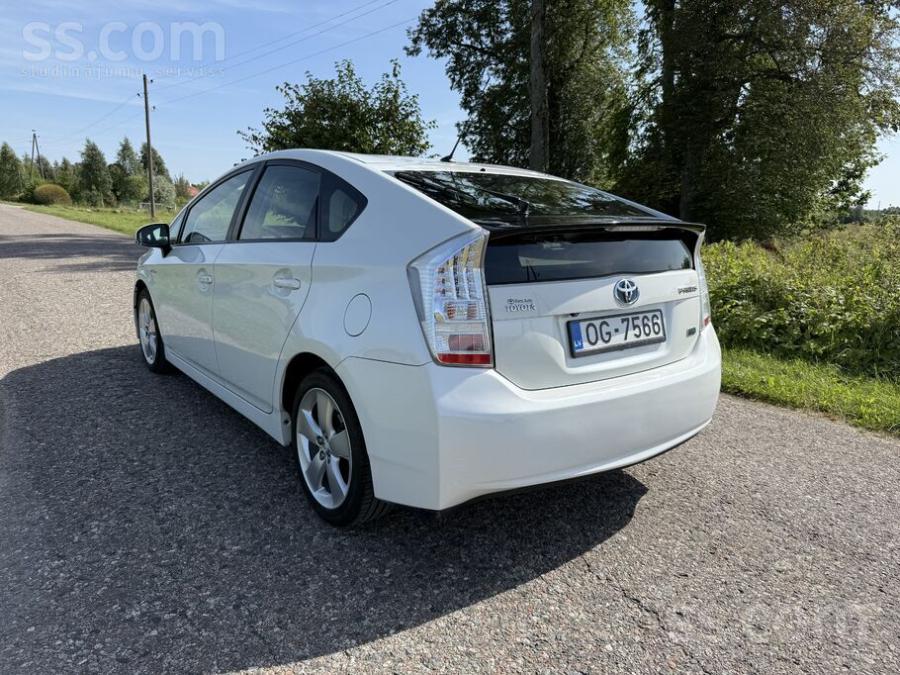White Toyota Prius 2010 in Ogre, with an engine capacity of 1.80 L and mileage of 165 thousand km for 7500 €, photo 2 on AUTOMOTO.COM.LV