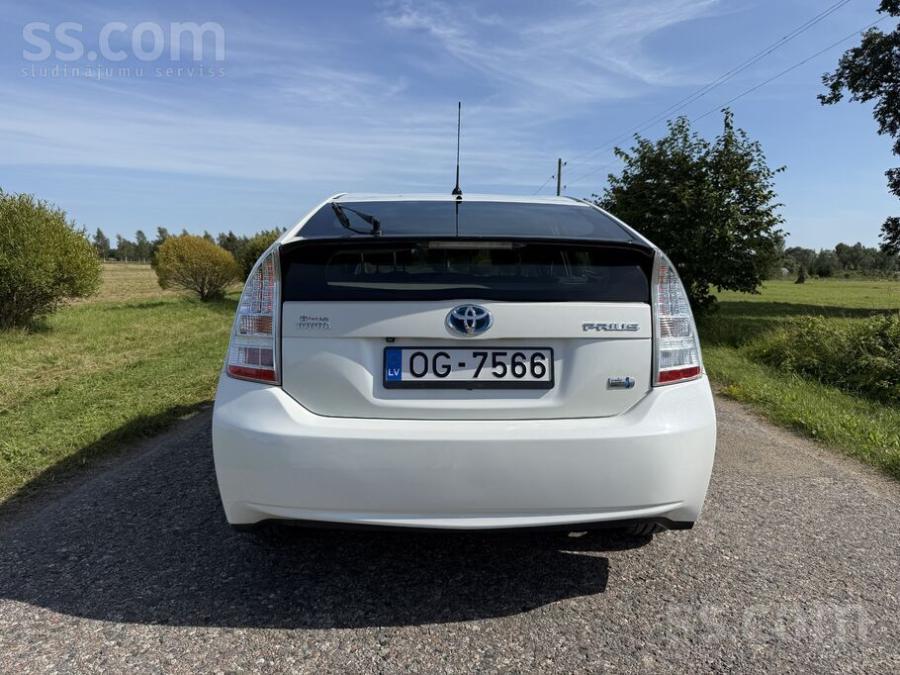 White Toyota Prius 2010 in Ogre, with an engine capacity of 1.80 L and mileage of 165 thousand km for 7500 €, photo 3 on AUTOMOTO.COM.LV