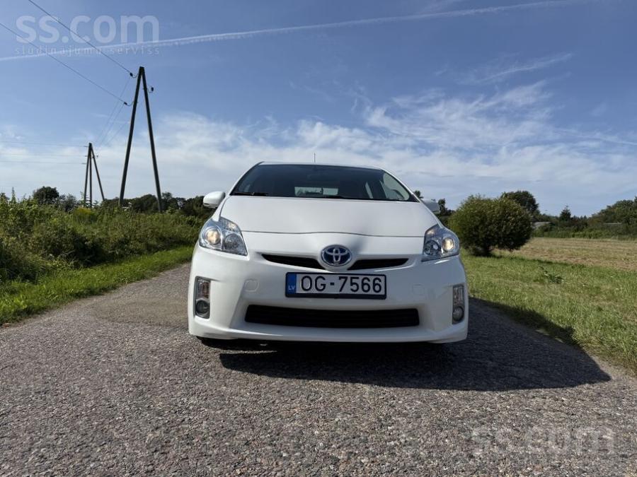White Toyota Prius 2010 in Ogre, with an engine capacity of 1.80 L and mileage of 165 thousand km for 7500 €, photo 4 on AUTOMOTO.COM.LV