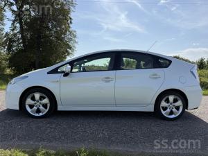 White Toyota Prius 2010 in Ogre, with an engine capacity of 1.80 L and mileage of 165 thousand km for 7500 €, photo 5 on AUTOMOTO.COM.LV