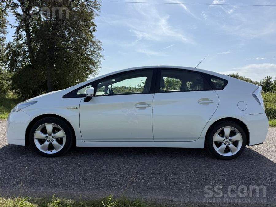 White Toyota Prius 2010 in Ogre, with an engine capacity of 1.80 L and mileage of 165 thousand km for 7500 €, photo 5 on AUTOMOTO.COM.LV