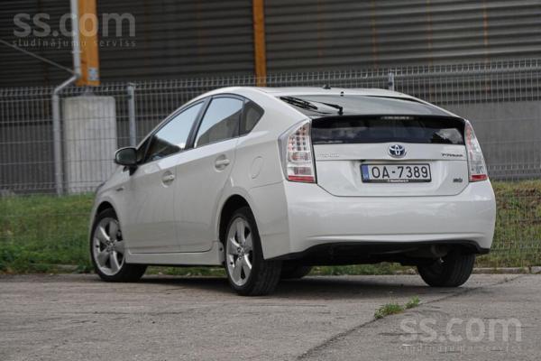 White Toyota Prius 2010 in Riga, with an engine capacity of 1.80 L and mileage of 167 thousand km for 6990 €, photo 3 on AUTOMOTO.COM.LV