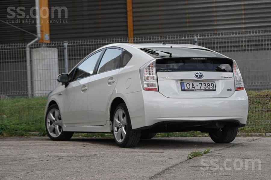 White Toyota Prius 2010 in Riga, with an engine capacity of 1.80 L and mileage of 167 thousand km for 6990 €, photo 3 on AUTOMOTO.COM.LV