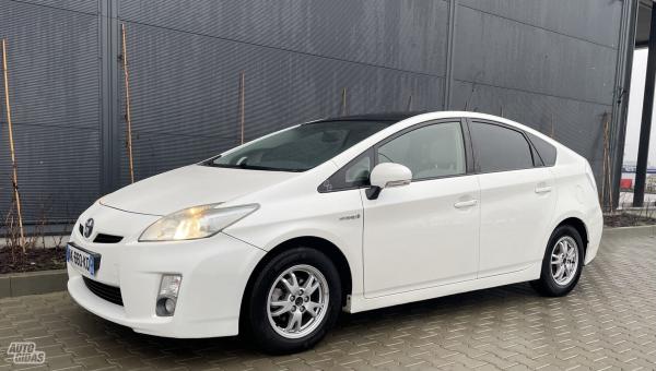 White Toyota Prius 2010 in Vilnius, with an engine capacity of 1.80 L and mileage of 240 thousand km for 5490 €, photo 1 on AUTOMOTO.COM.LV