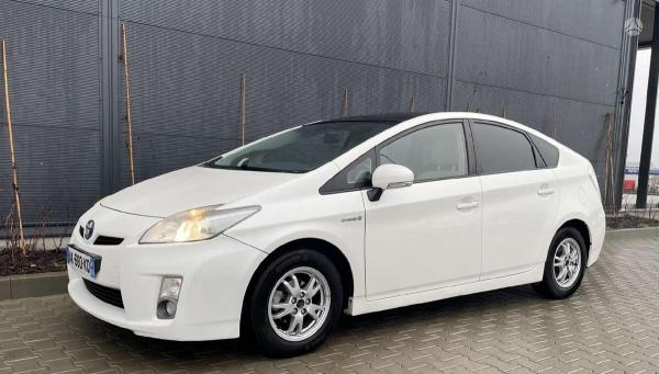 White Toyota Prius 2010 in Vilnius, with an engine capacity of 1.80 L and mileage of 240 thousand km for 5490 €, photo 1 on AUTOMOTO.COM.LV