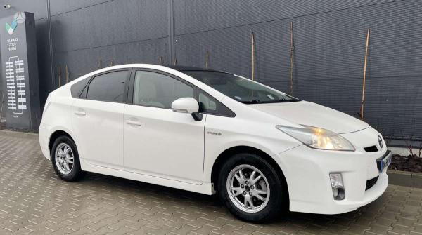 White Toyota Prius 2010 in Vilnius, with an engine capacity of 1.80 L and mileage of 240 thousand km for 5490 €, photo 2 on AUTOMOTO.COM.LV