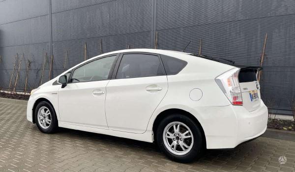 White Toyota Prius 2010 in Vilnius, with an engine capacity of 1.80 L and mileage of 240 thousand km for 5490 €, photo 3 on AUTOMOTO.COM.LV